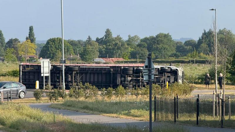 Overturned lorry blocks and closes B1106 near Bury St Edmunds - BBC News