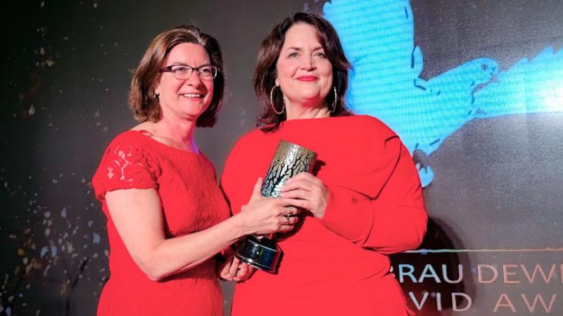 Gavin & Stacey: Ruth Jones to receive special St David Award - BBC News