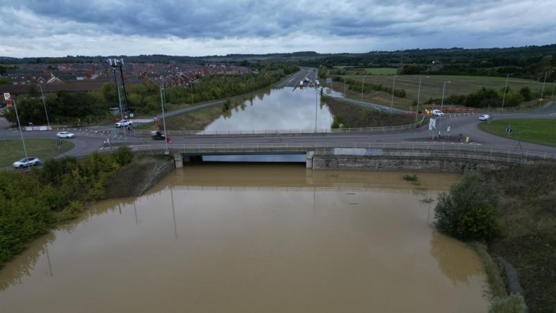 Villages near Bedford close bridges due to flooding - BBC News