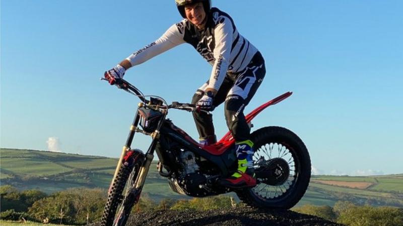 Revolutionary Exeter hip stem marks 50th anniversary - BBC News