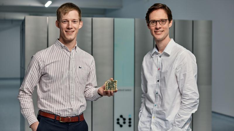 New state-of-the-art quantum computer switched on in Harwell - BBC News