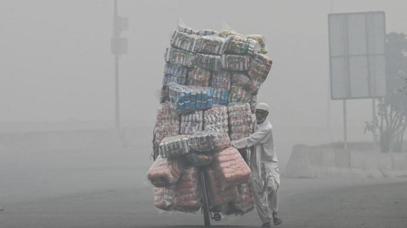 Lahore smog: Pollution hits record levels in Pakistan city - BBC News