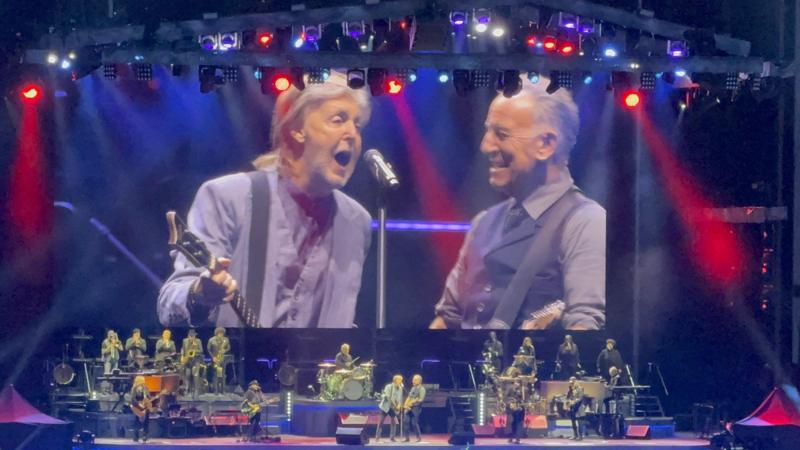 Bruce Springsteen and Paul McCartney in surprise Liverpool duet - BBC News