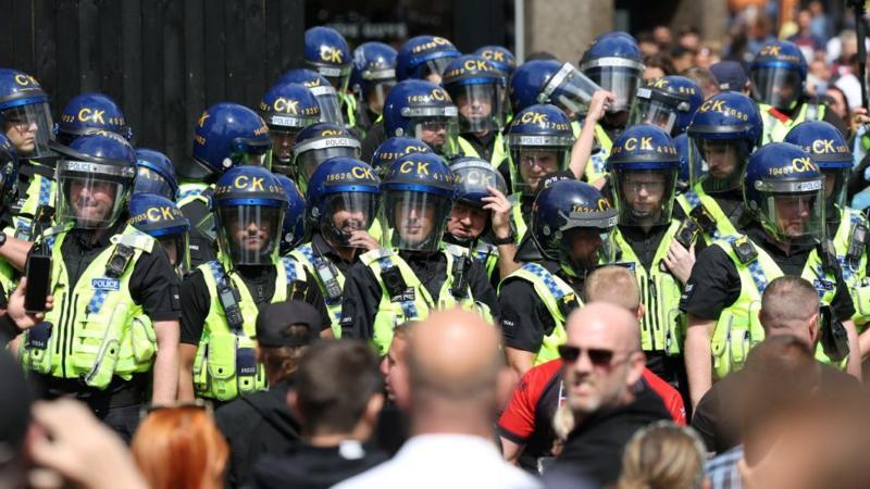 Hull: Twenty five arrests after 'chaos and disorder' in city - BBC News