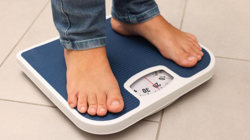 Underweight and obese children cost NHS same, Oxford study finds - BBC News