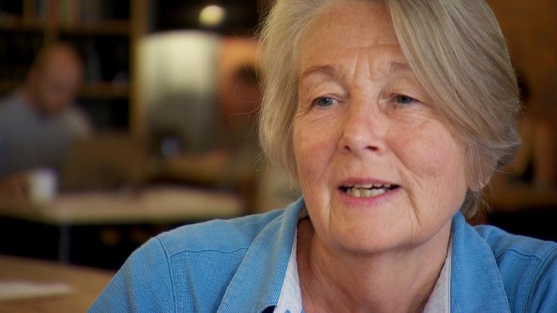 Social media pressure is linked to cosmetic procedure boom - BBC News