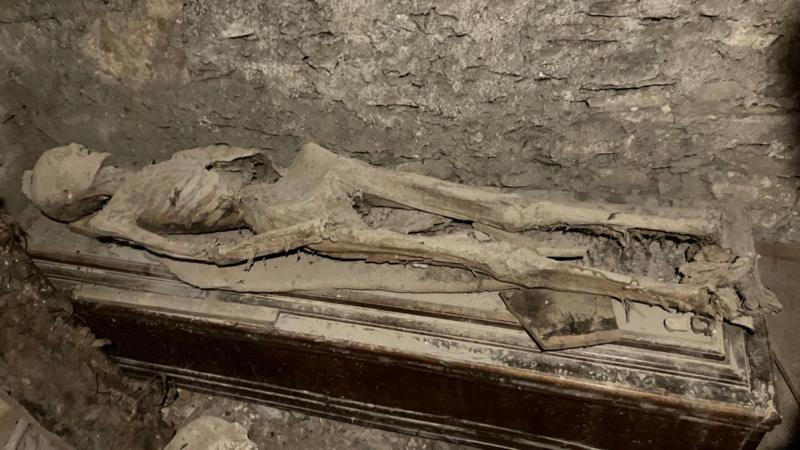 Dublin: Crypt unable to open due to damaged mummified bodies - BBC News
