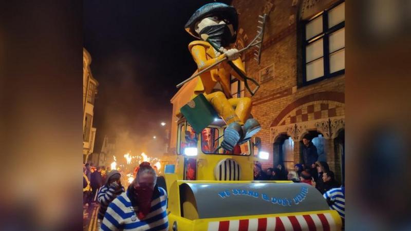 Lewes Bonfire Night: Rishi Sunak unveiled as effigy - BBC News