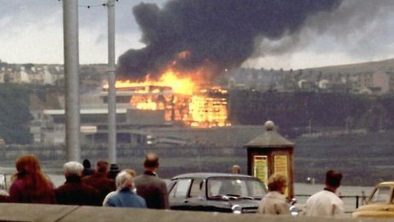 Manx fire crews remember 'horror' of Summerland disaster - BBC News