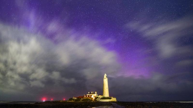 Northern Lights: England's skies glow in aurora spectacle - BBC News