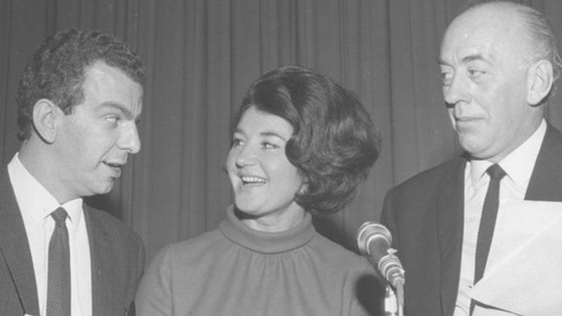 Barry Cryer obituary: A life dedicated to laughter - BBC News