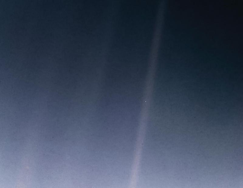 Nasa 're-masters' classic 'Pale Blue Dot' image of Earth - BBC News