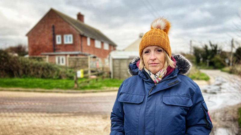 Happisburgh: The Norfolk village crumbling into the sea - BBC News