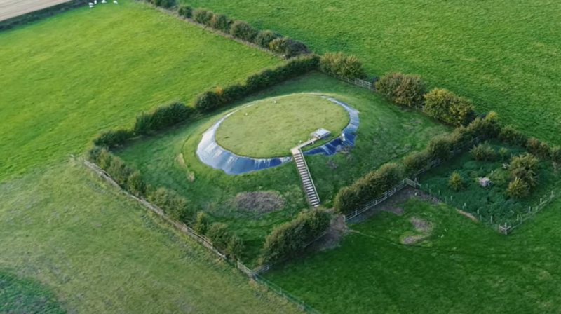 'Grand Designs-style' nuclear bunker in Rutland up for sale - BBC News