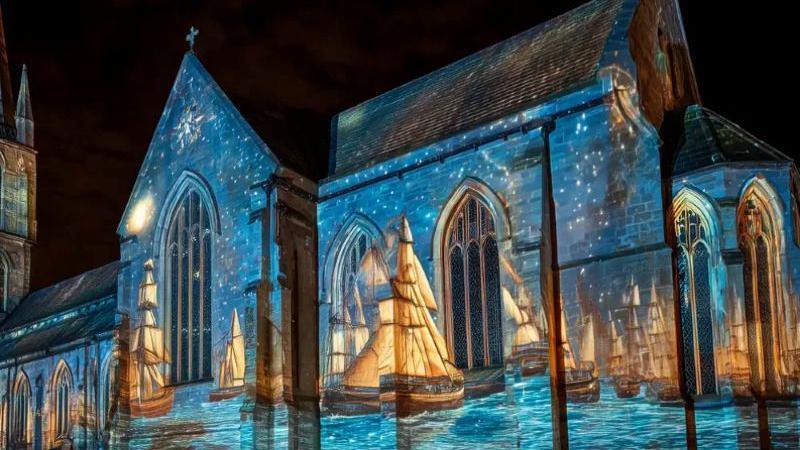 Goole celebrates 200 years with landmark light show - BBC News
