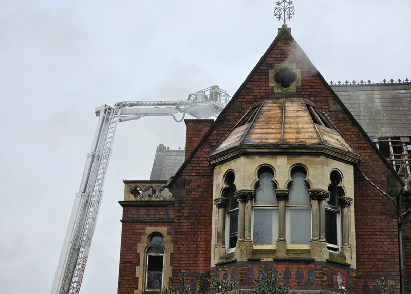 Derby: Smoke seen after 'significant fire' at disused property - BBC News