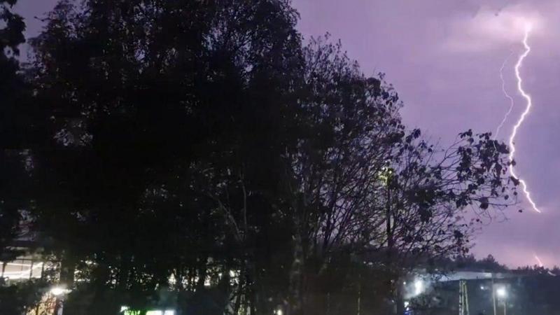 Dramatic lightning strikes captured over south's skies - BBC News