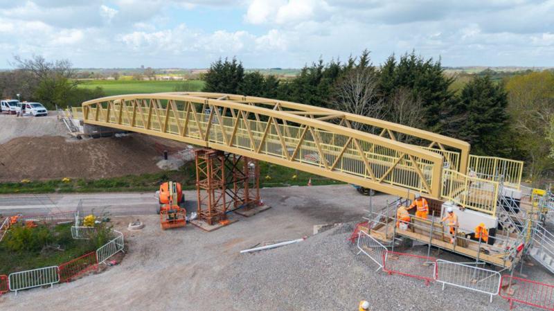 Work under way on new HS2 cycle bridge in Warwickshire - BBC News