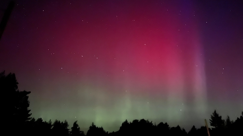 Northern Lights: England's skies glow in aurora spectacle - BBC News