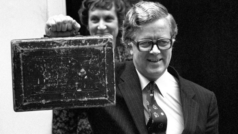 Geoffrey Howe, former Conservative chancellor, dies aged 88 - BBC News