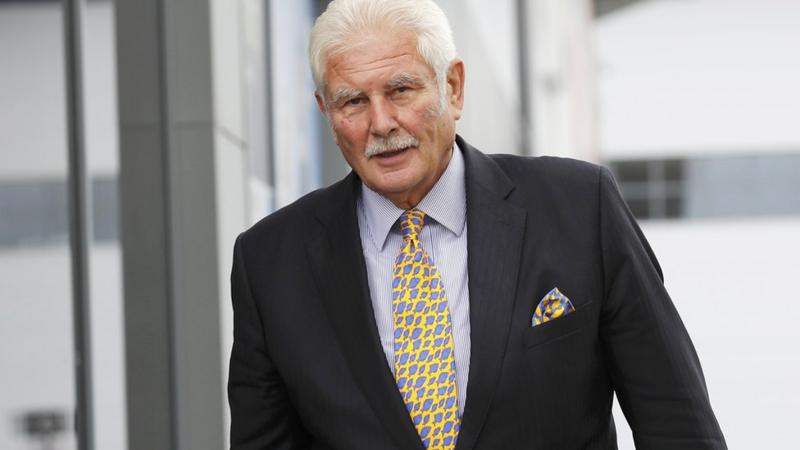 Sports Direct chairman survives shareholder revolt - BBC News