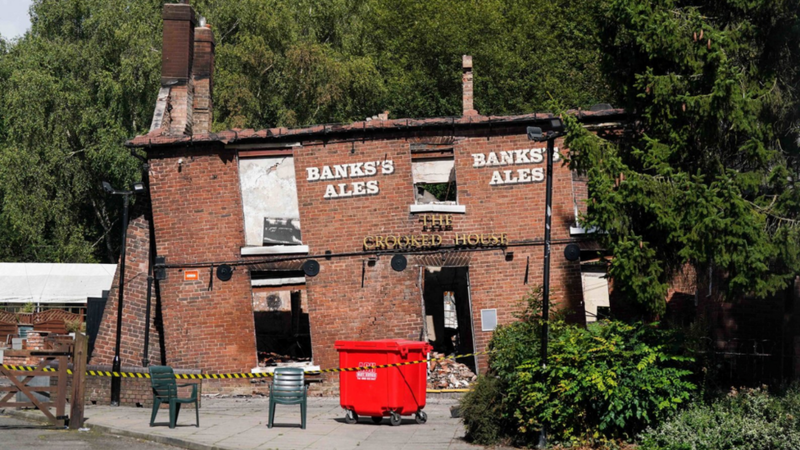 Crooked House: Owners of wonky pub ordered to rebuild - BBC News
