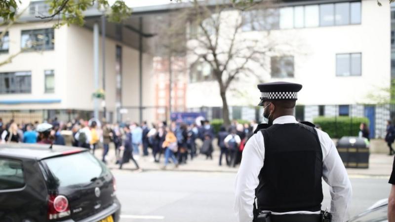 Gender-neutral uniform sparks protest at Bloxham Warriner School - BBC News