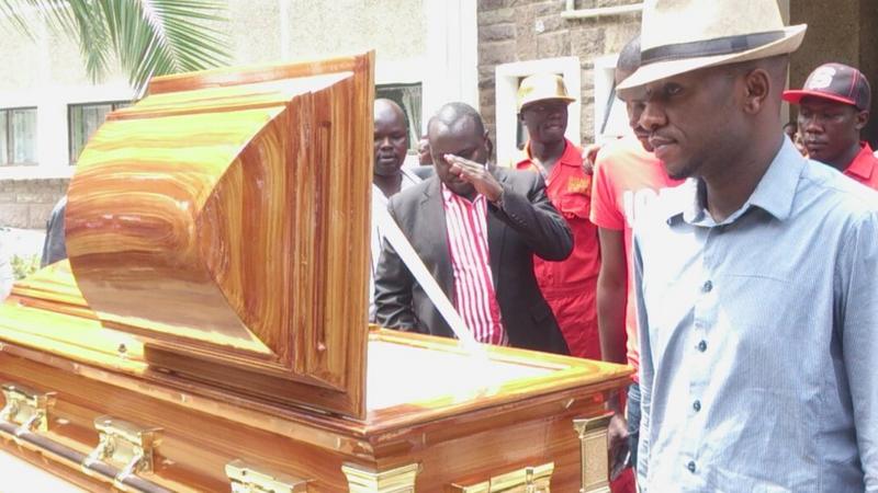 'Mzee Ojwang' funeral: Kenyans mourn father of family comedy - BBC News