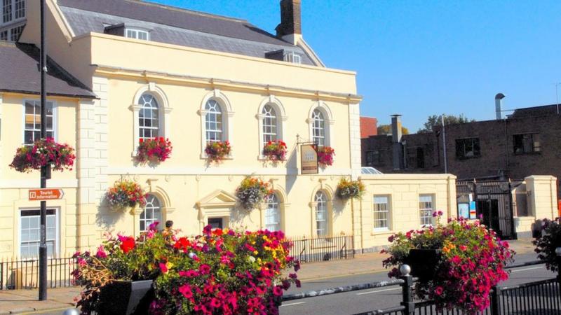 Dunstable's historic High Street shop fronts to be restored - BBC News