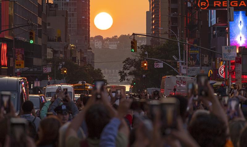 Manhattanhenge: New Yorkers disappointed by cloudy sunset - BBC News