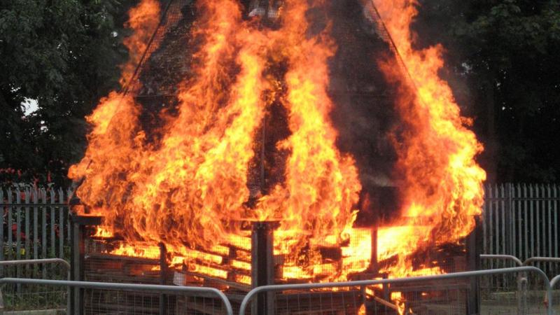 The Twelfth: Why are bonfires lit in Northern Ireland? - BBC News