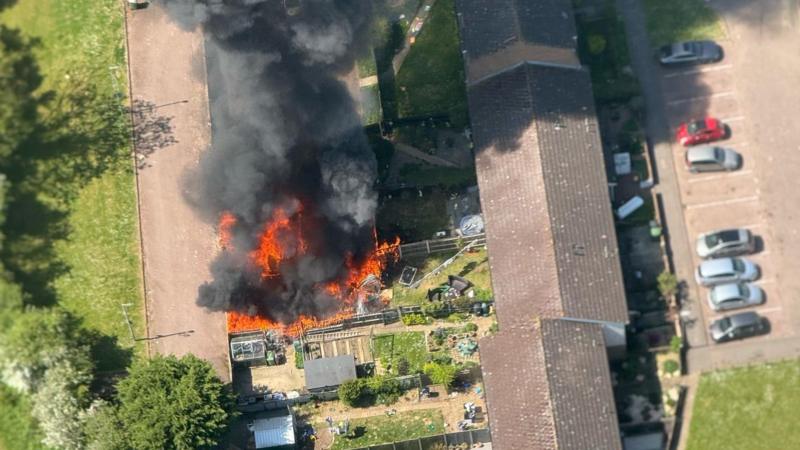 Tonbridge caravan fire burns behind row of houses - BBC News