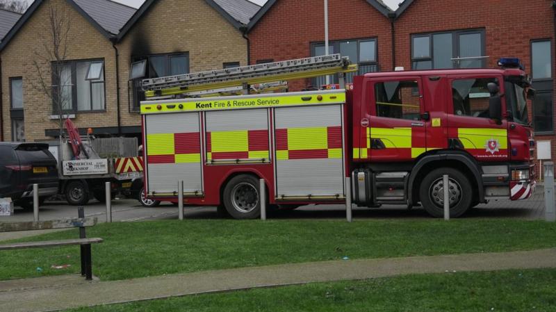 Kent: Firefighters tackle bedroom fire in Sittingbourne - BBC News
