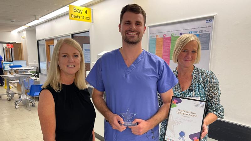 Wirral doctor awarded for saving man's life during run - BBC News