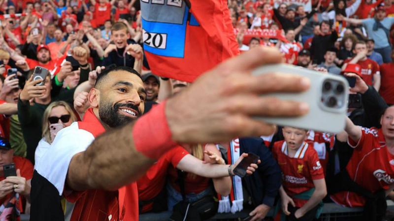 Liverpool win the Premier League: Mohamed Salah takes selfies with fans ...