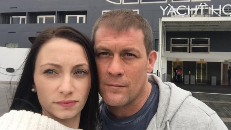 Rogue Suffolk builder jailed after taking £600k from customers - BBC News