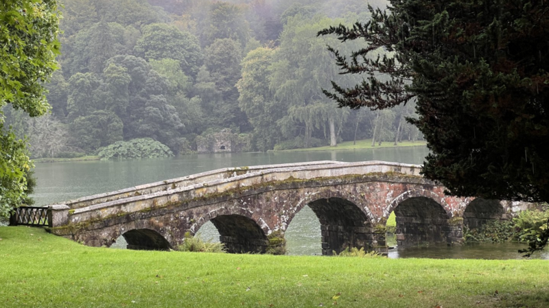 Stourhead Estate gardens in full swing this autumn - BBC News
