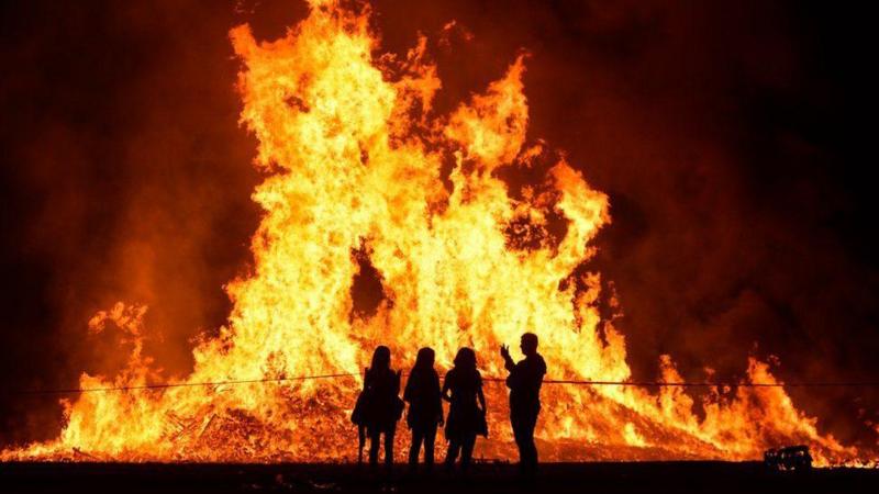 The Twelfth: Why are bonfires lit in Northern Ireland? - BBC News