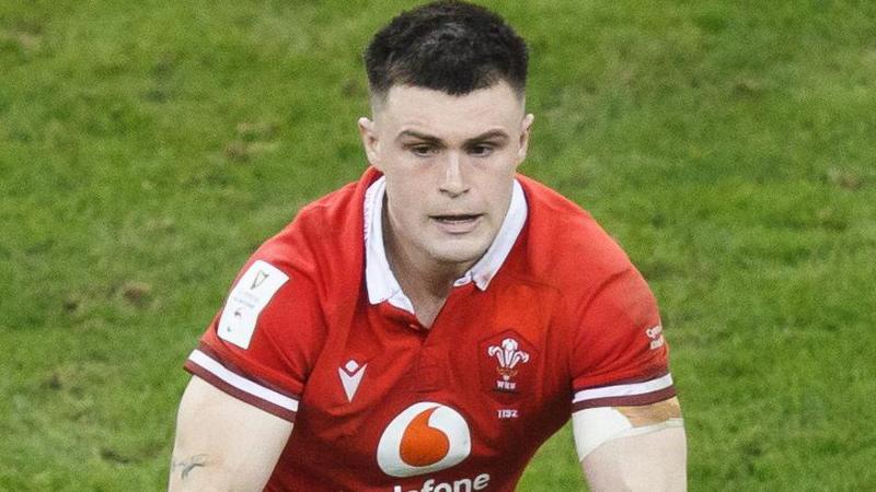 Joe Roberts: Scarlets and Wales centre aims for Christmas return - BBC ...