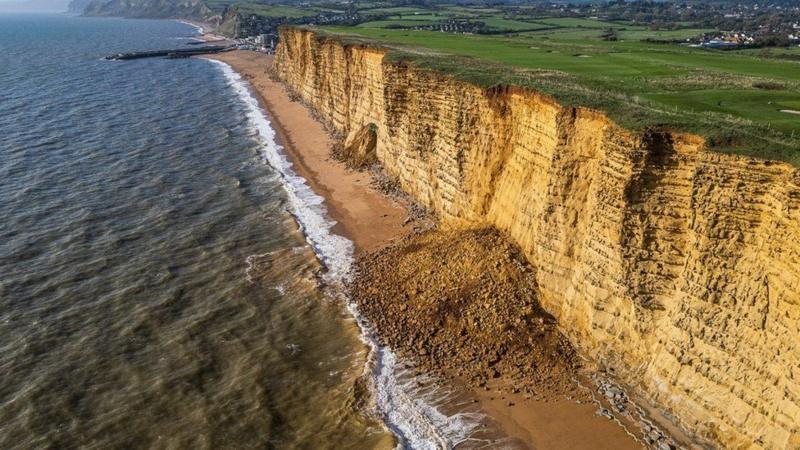 Another 'huge' cliff fall near Sidmouth closes footpath - BBC News