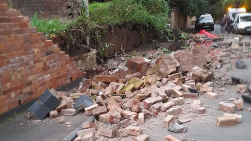 Wall collapse closes road in Worcester city centre - BBC News