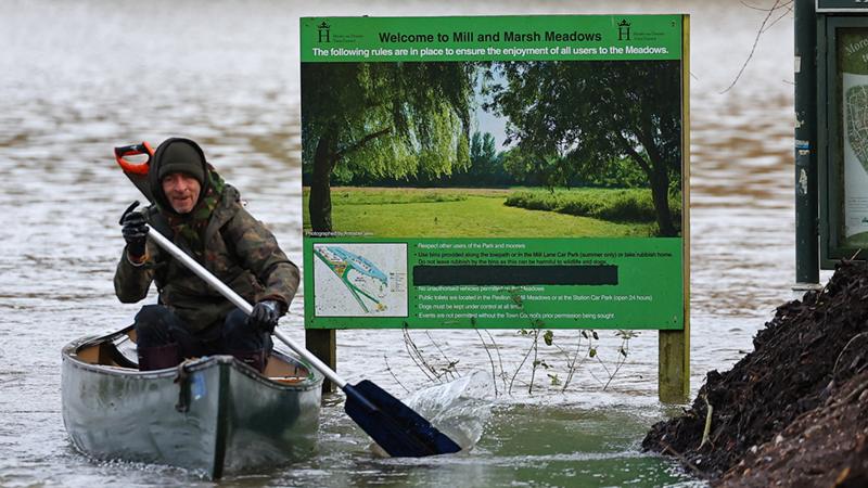 England flooding: Hundreds of homes evacuated after heavy rain - BBC News