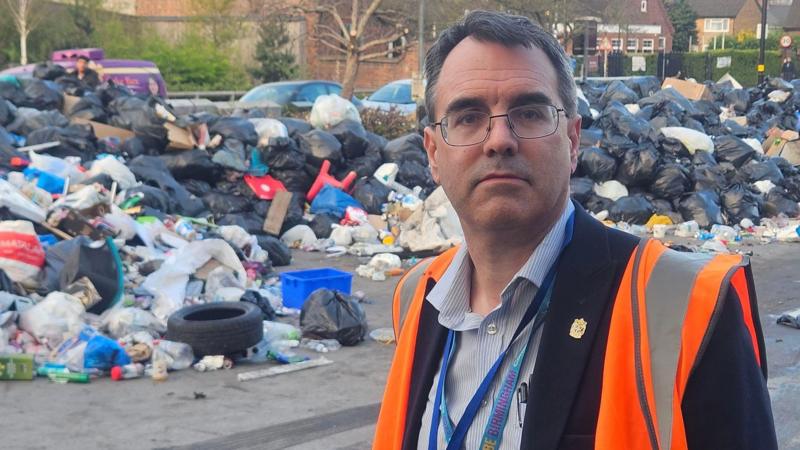 Big queues at Birmingham waste collection site amid bin strike - BBC News