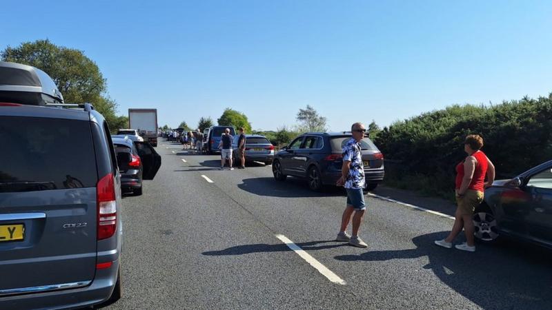 Motorists suffer hot weather misery after A31 crash - BBC News