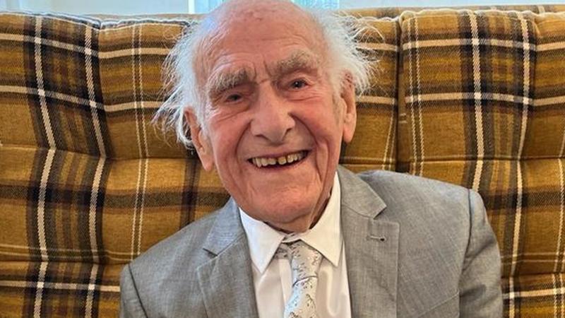 Léon Gautier: Last French D-Day fighter dies aged 100 - BBC News