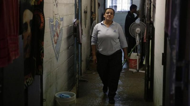 The Uruguayan prison where inmates set up shop - BBC News