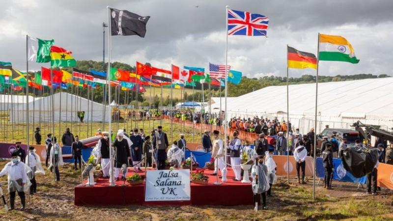 Jalsa Salana: Thousands head to Alton farm for Muslim convention - BBC News