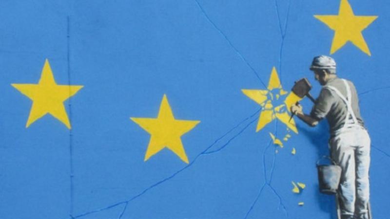 Dover Banksy mural shows star chiselled off EU flag - BBC News