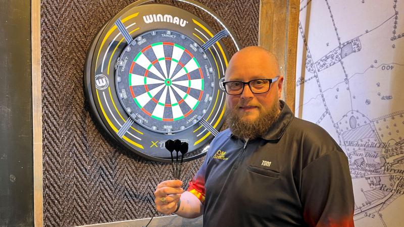 Wiltshire man finishes 12-hour darts world record attempt - BBC News
