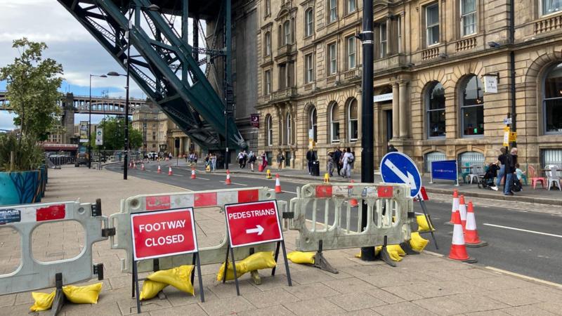 First repainted sections of Tyne Bridge unveiled - BBC News